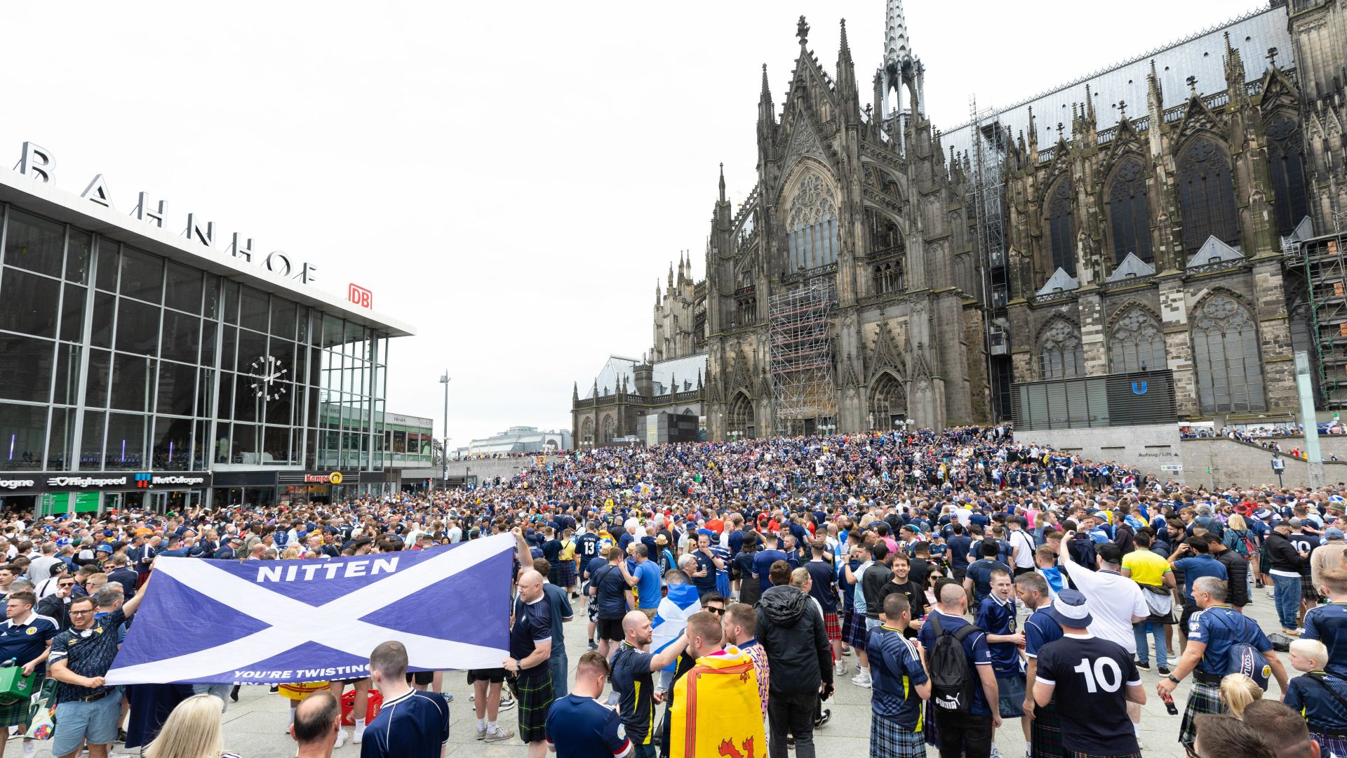 EURO 2024: Ultras Scotland tawan bandar Cologne, 100,000 penyokong bawa ...