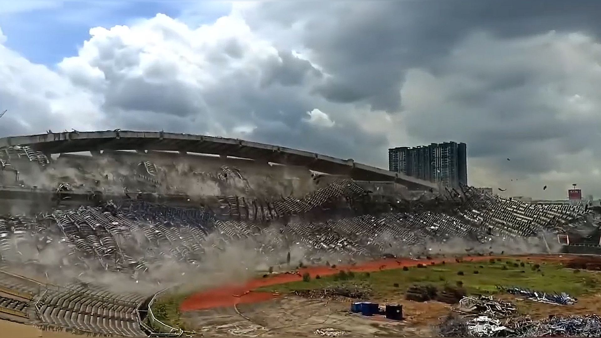 [Video] Bumbung Stadium Shah Alam diruntuhkan | Stadium Astro