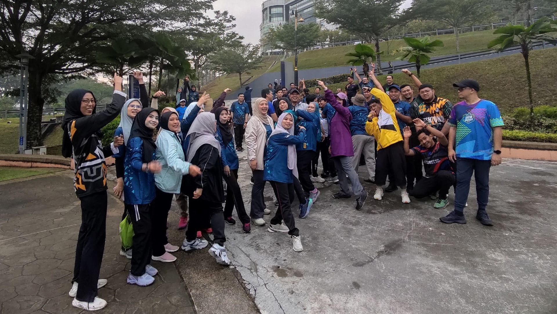 STRATCOMM@CTIVE Brisk Walk aktifkan gaya hidup sihat warga Pejabat ...