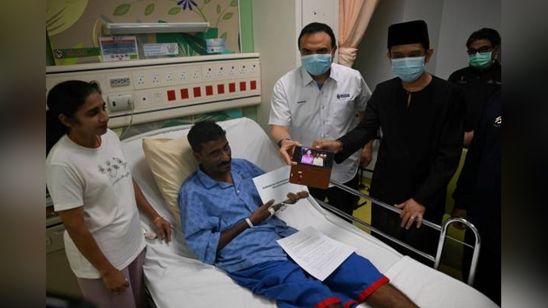 Anwar hulur sumbangan kepada G Saravanan, pemenang emas Komanwel 1998 | Stadium Astro