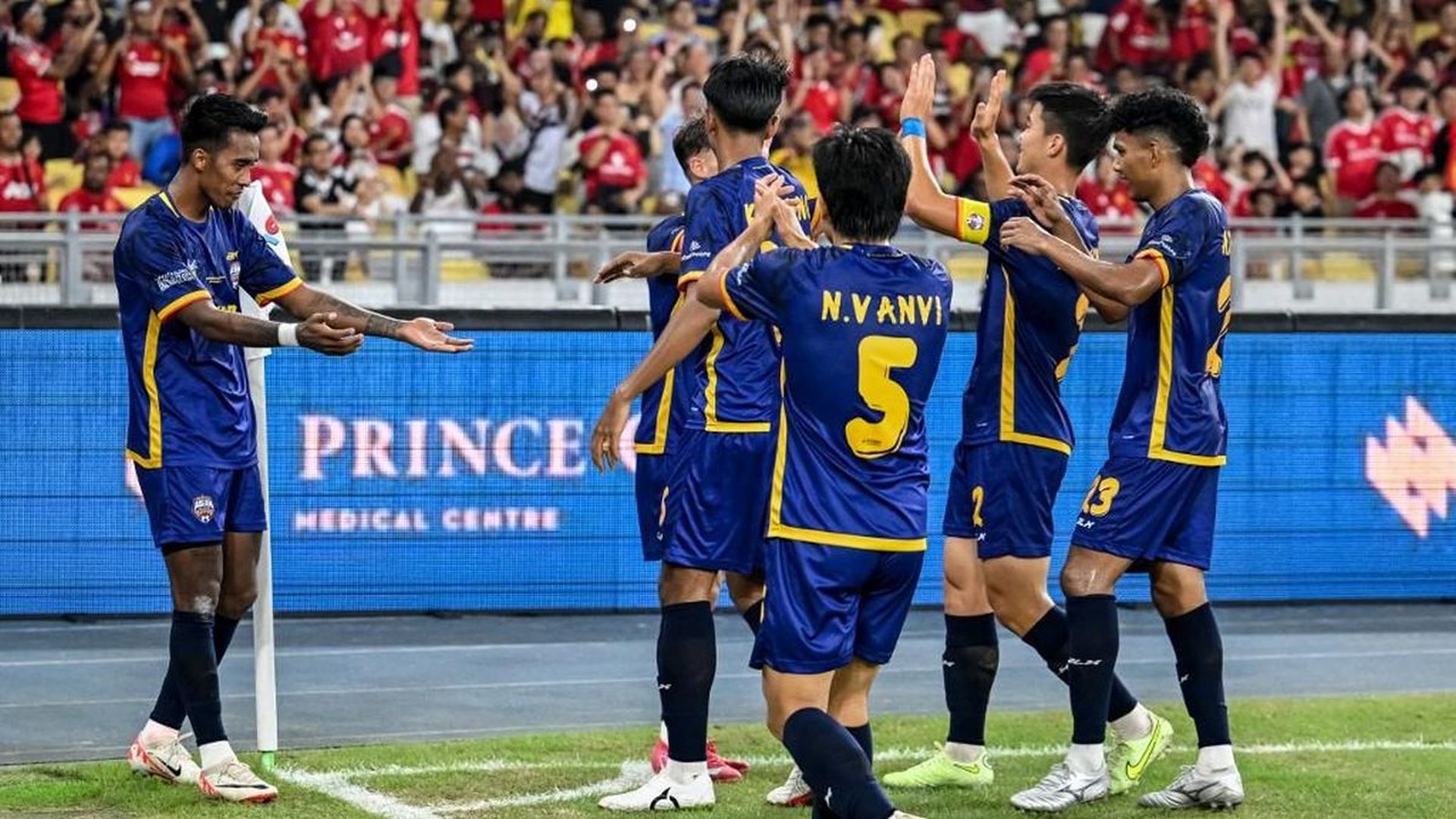 Jaring gol kemenangan lawan Man Utd, siapakah Maung Maung Lwin ...