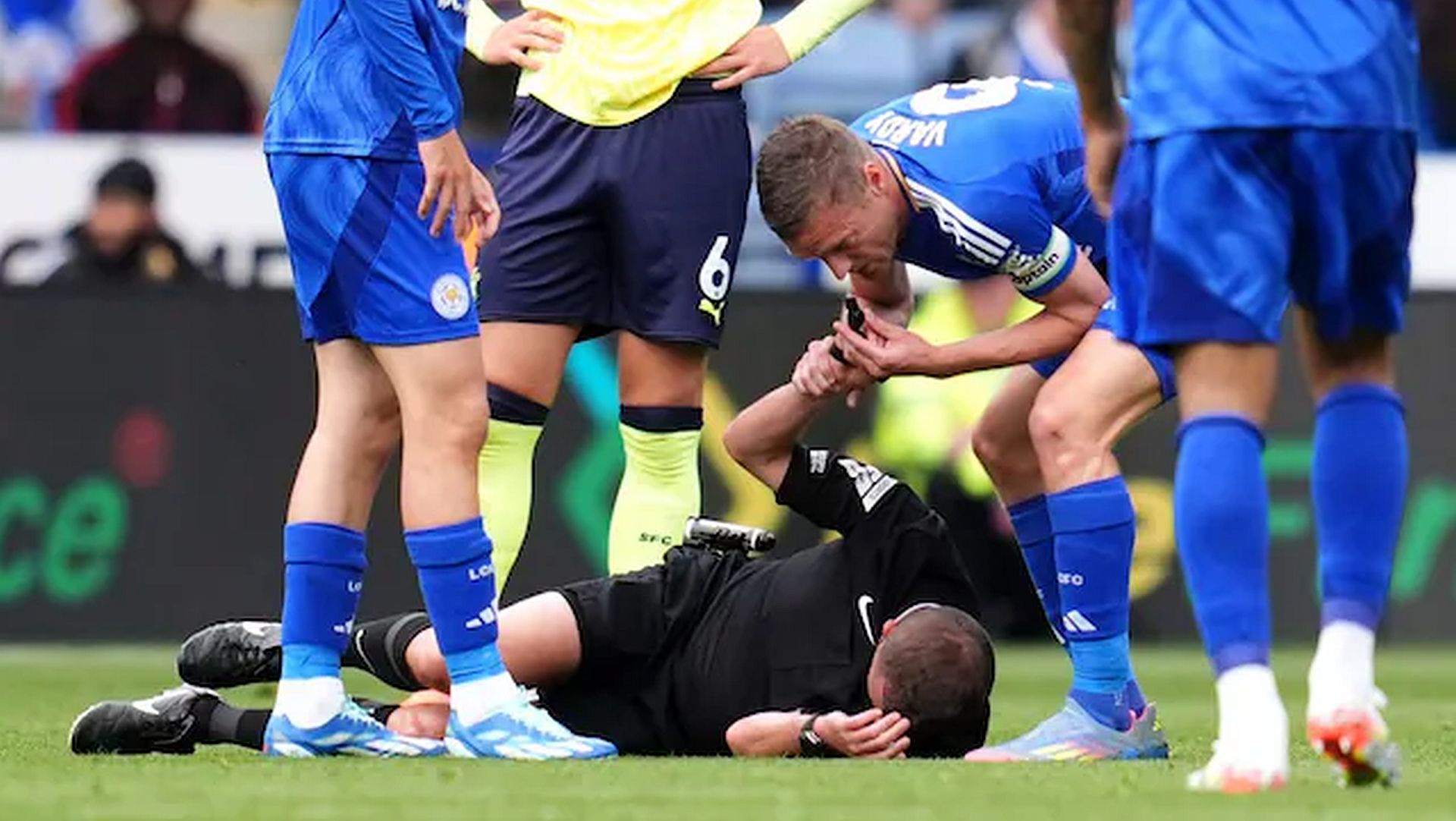 Pengadil alami kecederaan, Jamie Vardy tiup wisel henti permainan ...