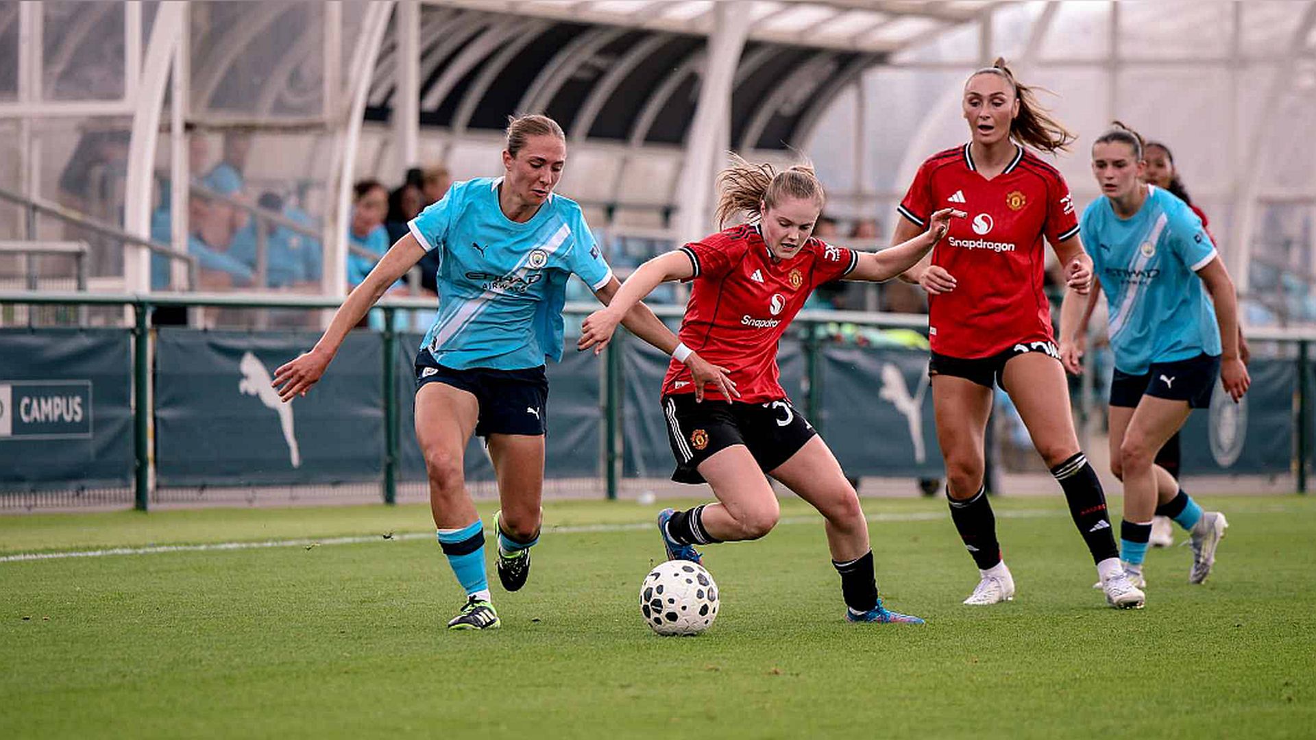 Emma Watson sertai Crystal Palace secara pinjaman dari Manchester ...